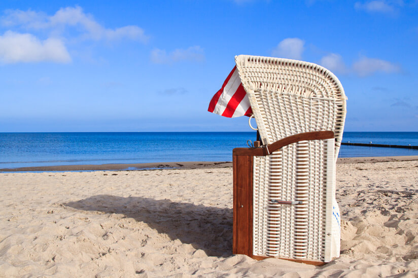 Strandkorb im Garten: Tipps zur Aufstellung, Pflege & Deko